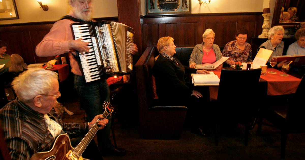 Nederlands levenslied zingen bij Gemertse liederentafel | Gemert-Bakel ...