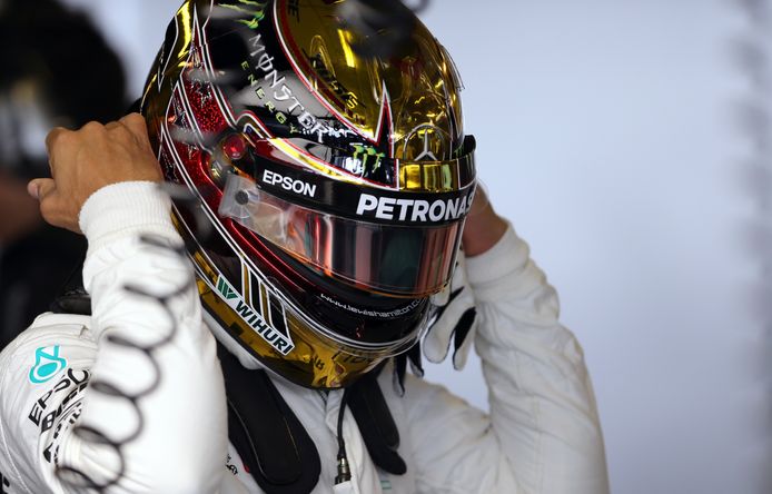 Hamilton met gouden helm en nummer 1 | Formule 1 | AD.nl