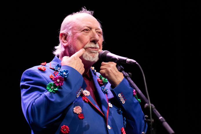 Urbanus trekt nog altijd volle zalen: “In Nederland krijg ik altijd een ...