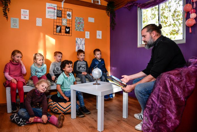 Do Van Ranst opent 'De leeskeet' in leefschool ‘t Veertje | Hamme | hln.be