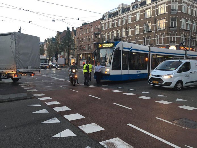 Ontspoorde tram 2 weer op de rails, eigen route hervat | Amsterdam | AD.nl