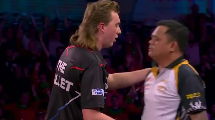 Danny ‘The Mullet’ Jansen maakt het spannend maar wint op WK-debuut ...