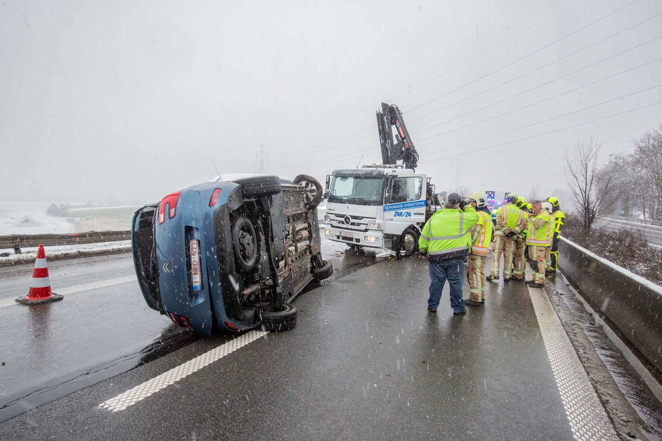 Wagen gaat over de kop op E429 in Halle: bestuurster gewond | Foto | hln.be Wagen gaat over de kop op E429 in Halle: bestuurster gewond | Foto | hln.be