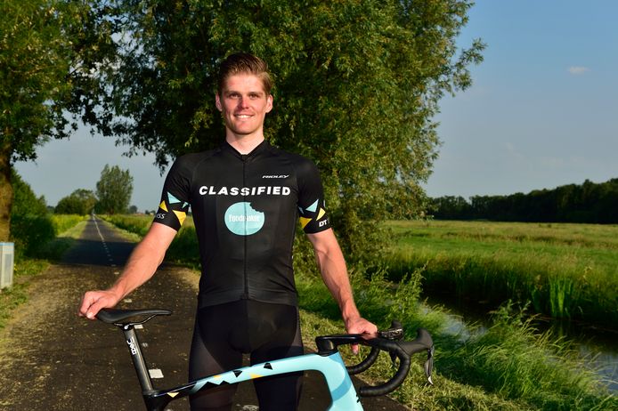 Piotr zag profdroom in duigen vallen en nam een kantoorbaan aan, nu is ...