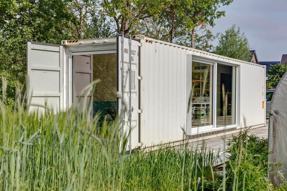 BINNENKIJKER. Dimitri bouwde zeecontainer om tot tiny house: “Met onze ...