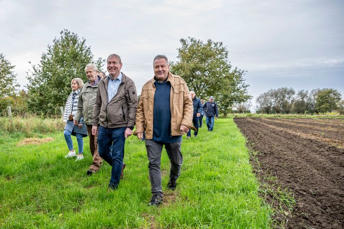 IN BEELD. Nieuwe wandelroute Sluis-Roost officieel ingewandeld ...