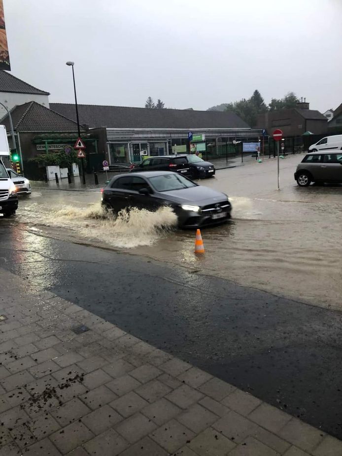 Straten in Dworp staan onder water door regenval | Beersel | hln.be