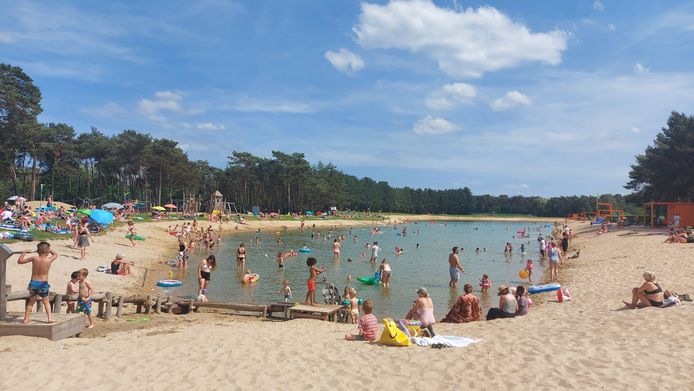 Stralend lenteweer lokt honderden bezoekers naar De Mosten ...