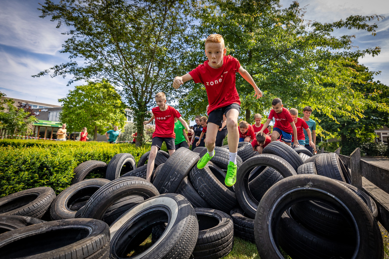 Het schooljaar in Twente uit met kruipen door modder, schuim en ...