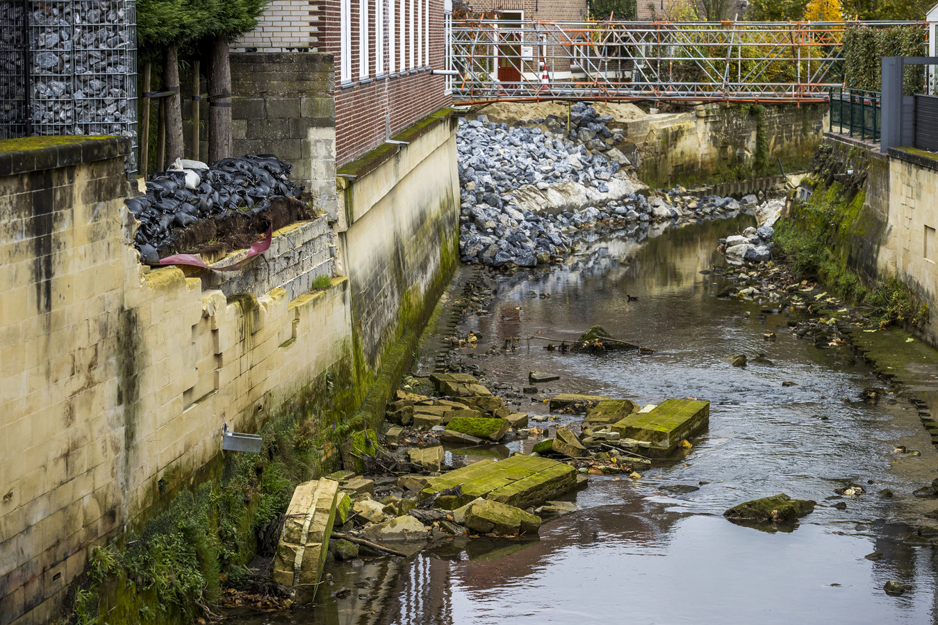 Waterschap begint ruim jaar na overstromingen met herstel kademuren en ...