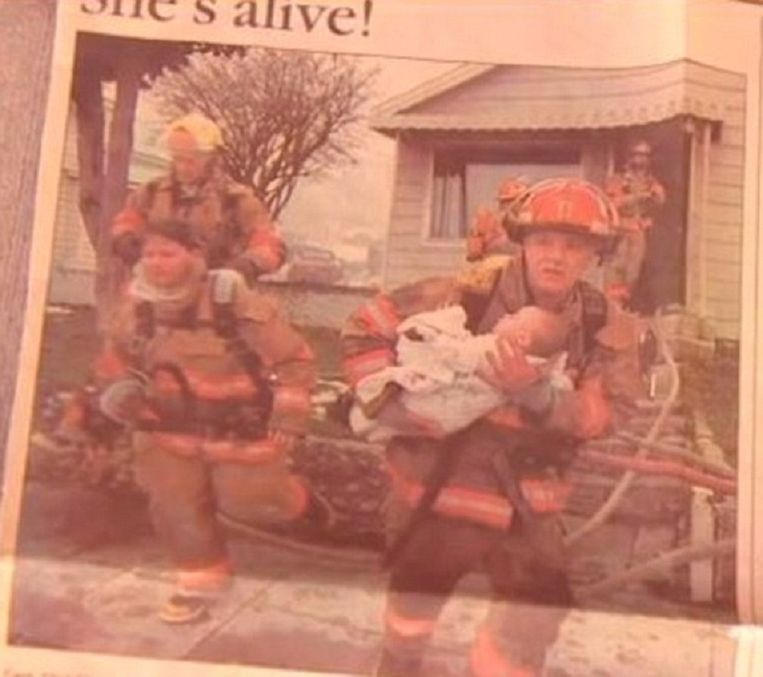 Brandweerman die leven van baby redde woont 17 jaar later haar diploma ...