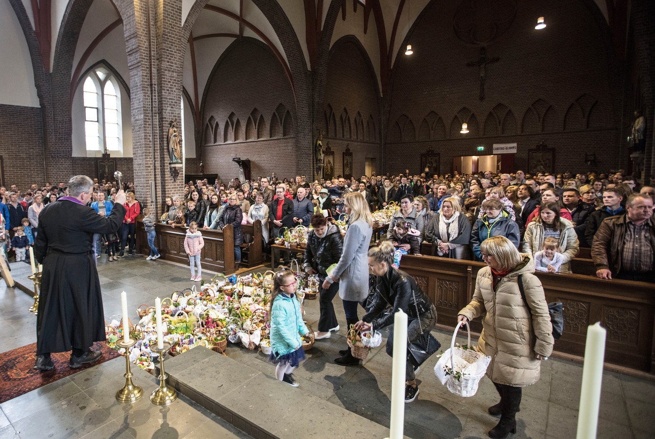 Duizend Poolse mensen in de kerk in Helmond voor 'Swieconca' | Foto | ed.nl