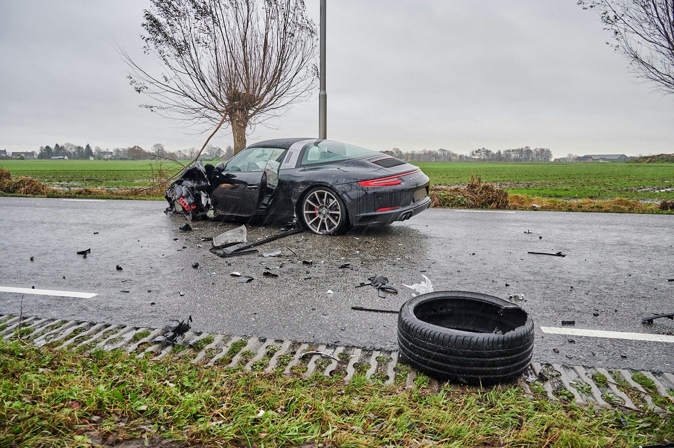Ongeval met drie auto’s in Sprundel; Porsche in de kreukels en flinke ...