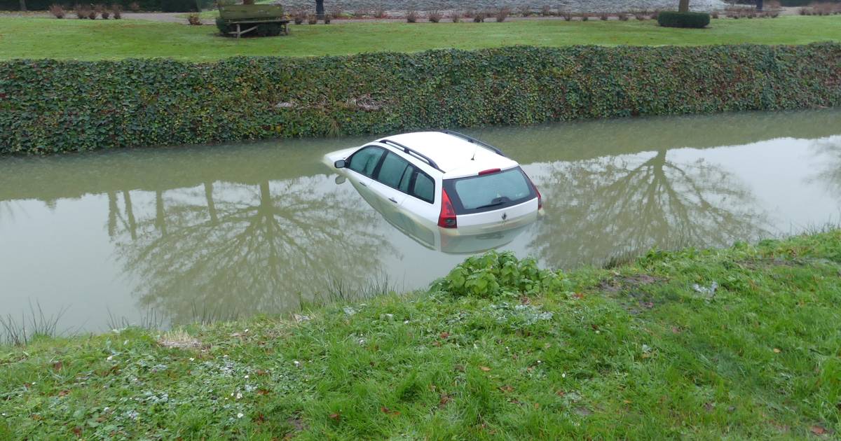 Ai, handrem vergeten: auto rijdt het water in bij Veen, hulpdiensten ...