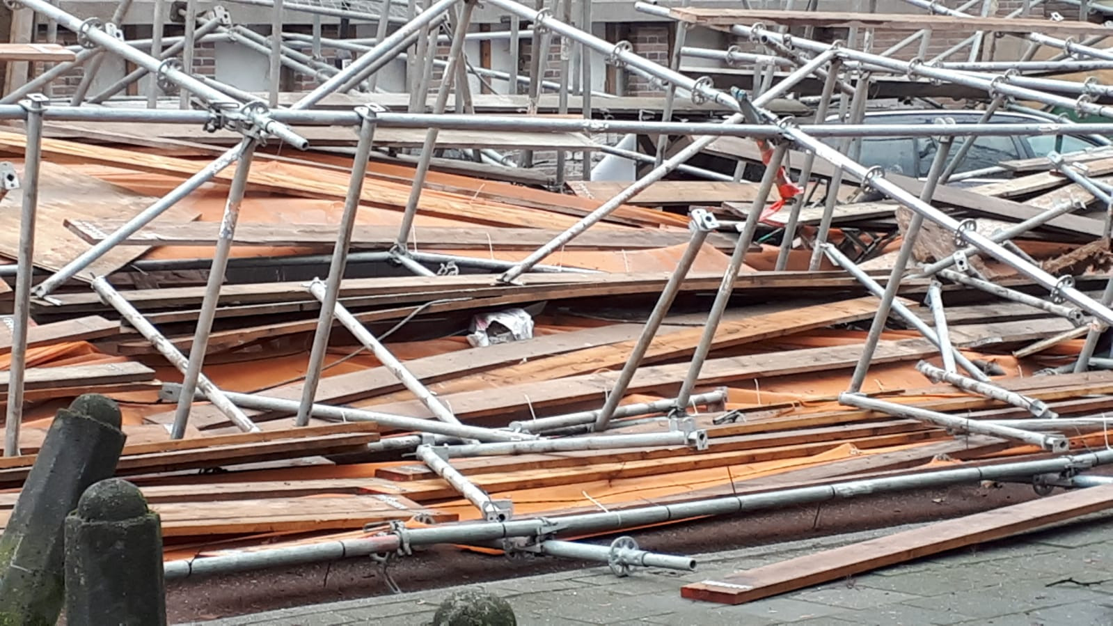 Enorme ravage na omvallen grote bouwsteiger in Nijmegen | Foto ...