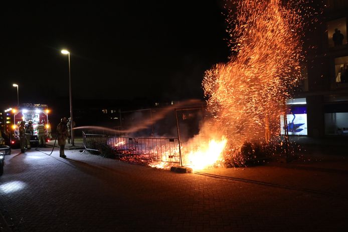 Brand in stapel kerstbomen zorgt voor veel rook in De Meern | Utrecht ...