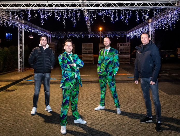 Gemerts duo bouwt sfeer rond oliebollenverkoop | De Peel | ed.nl