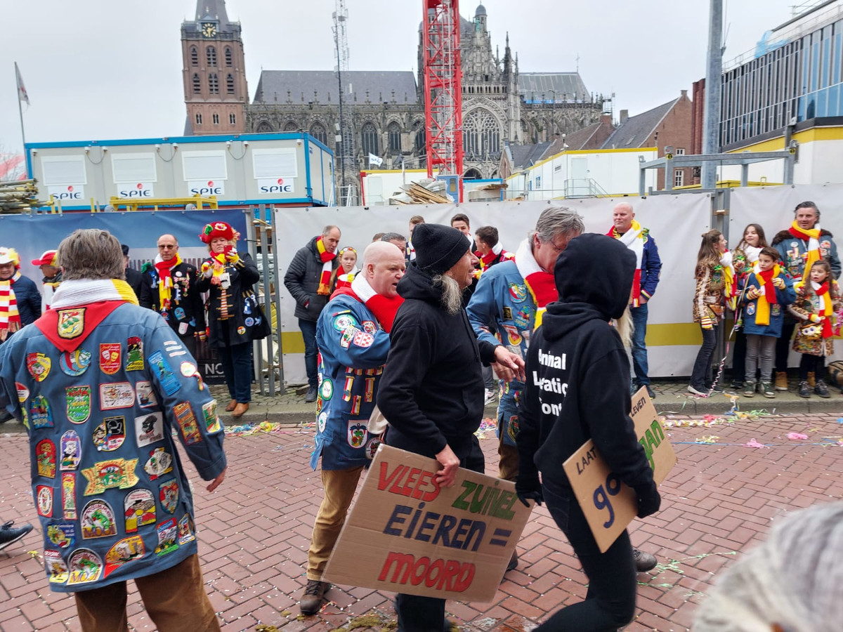 Carnavalsoptocht in Den Bosch verstoord door protest dierenactivisten ...