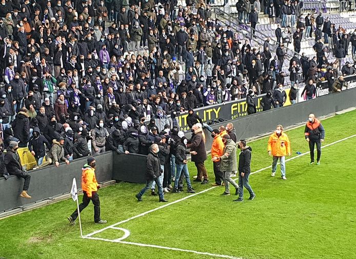 Drie arrestaties na Antwerpse derby: Beerschot-fan gooit vuurpijl naar ...