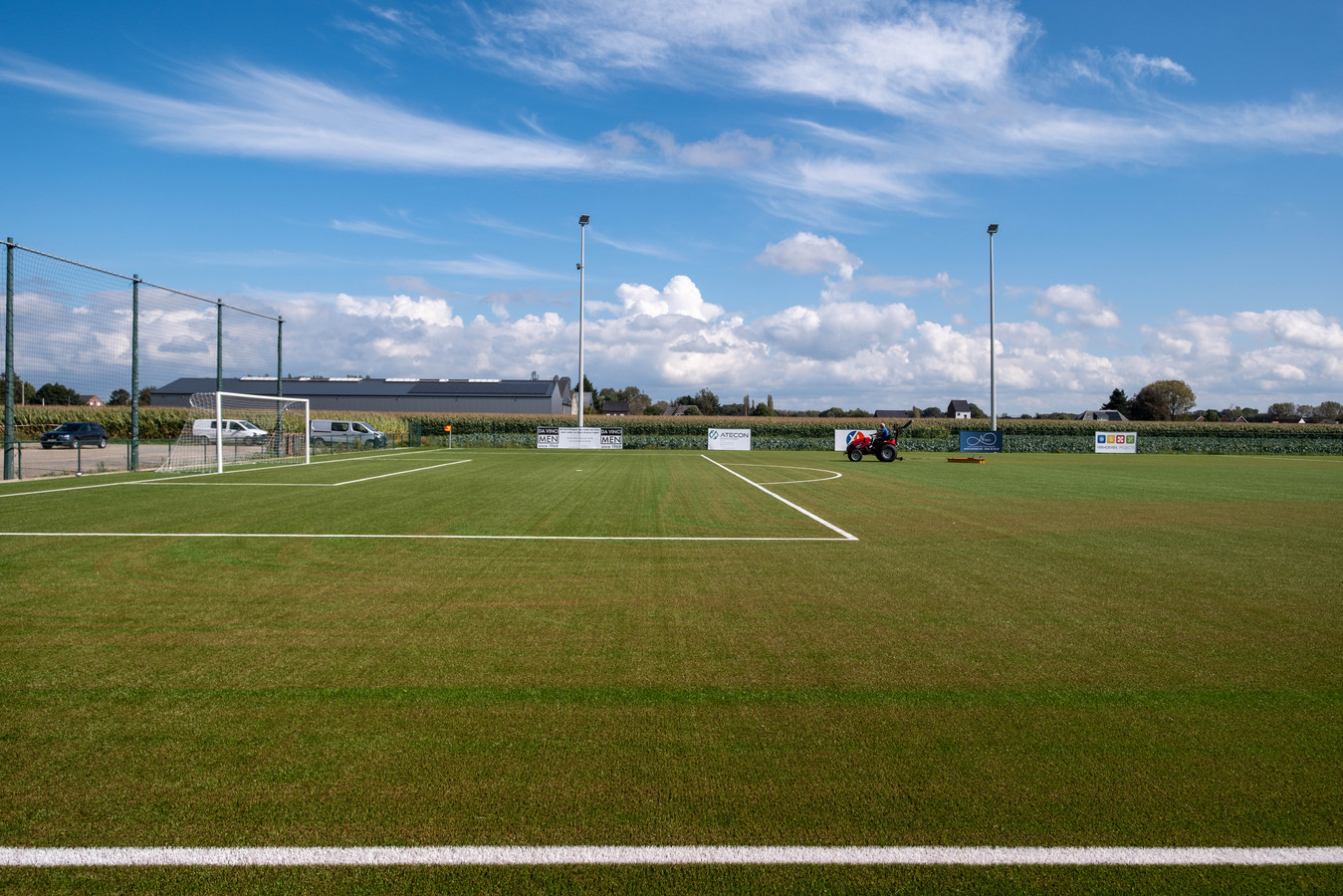 Voetbalclub Zennester Hombeek pakt uit met nieuwe kunstgrasmat: | Foto ...
