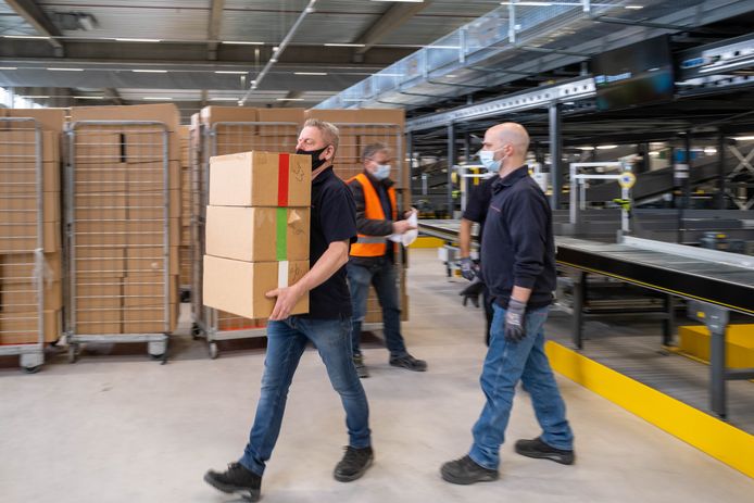 PostNL opent hoogtechnologisch sorteer- en distributiecentrum in De ...
