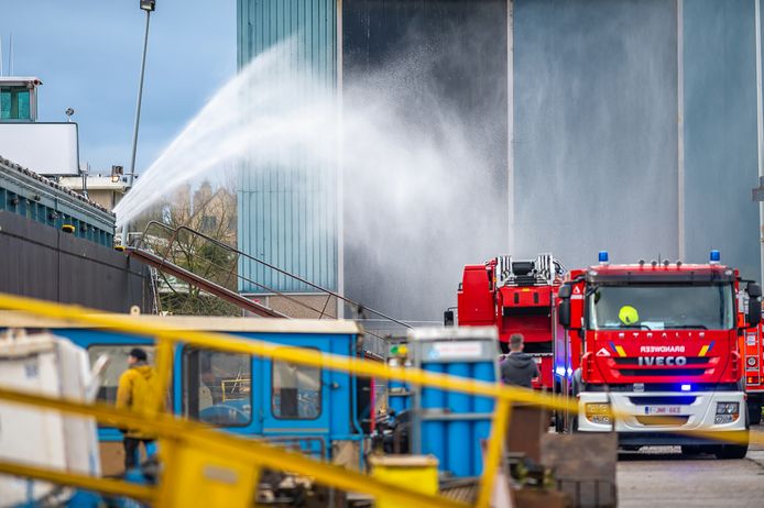 Brand op binnenschip bij Scheldewerf Rupelmonde | Kruibeke | hln.be