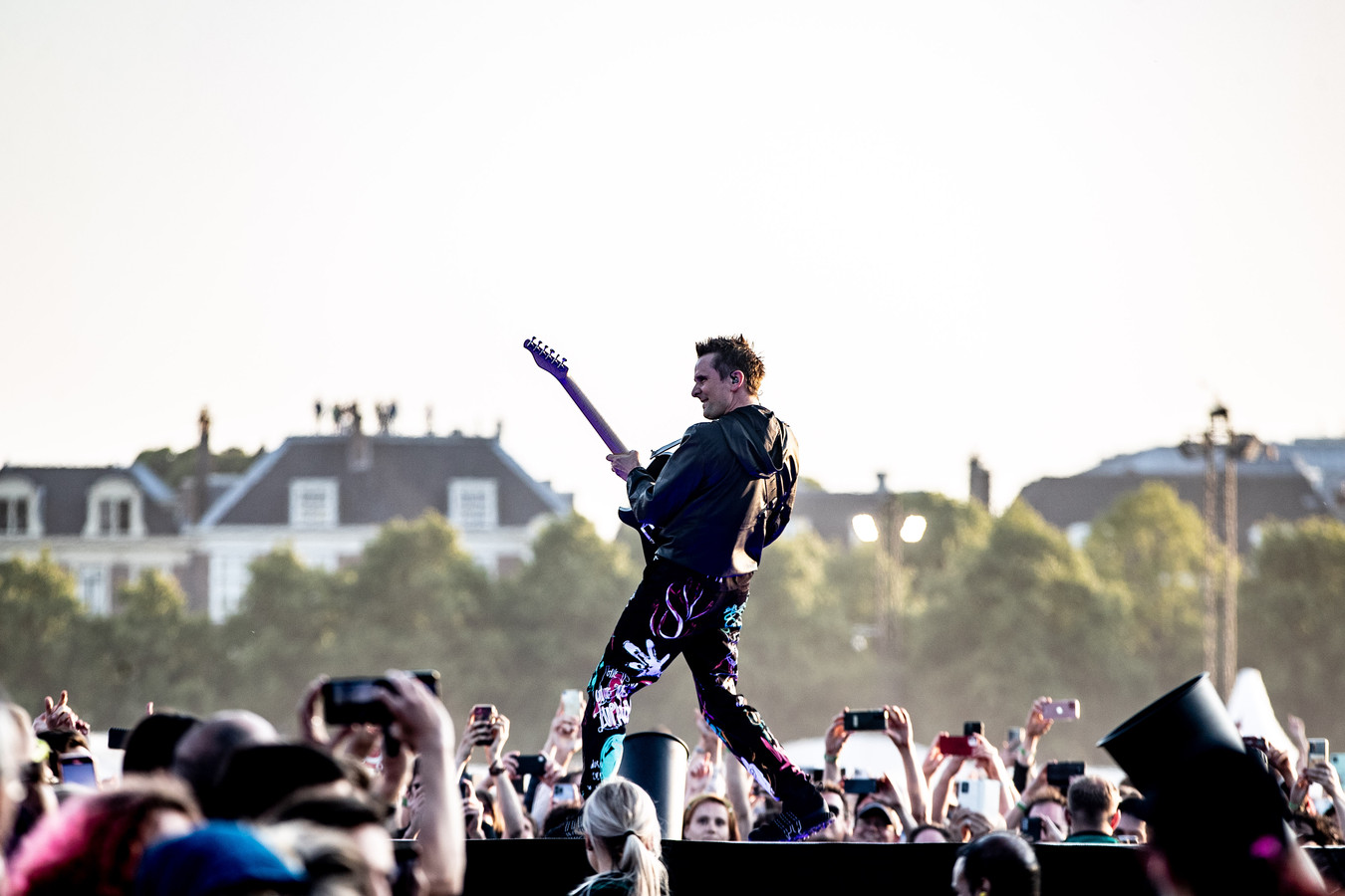 Muse speelt uitstekend op Malieveld, maar de magie blijft lang uit ...