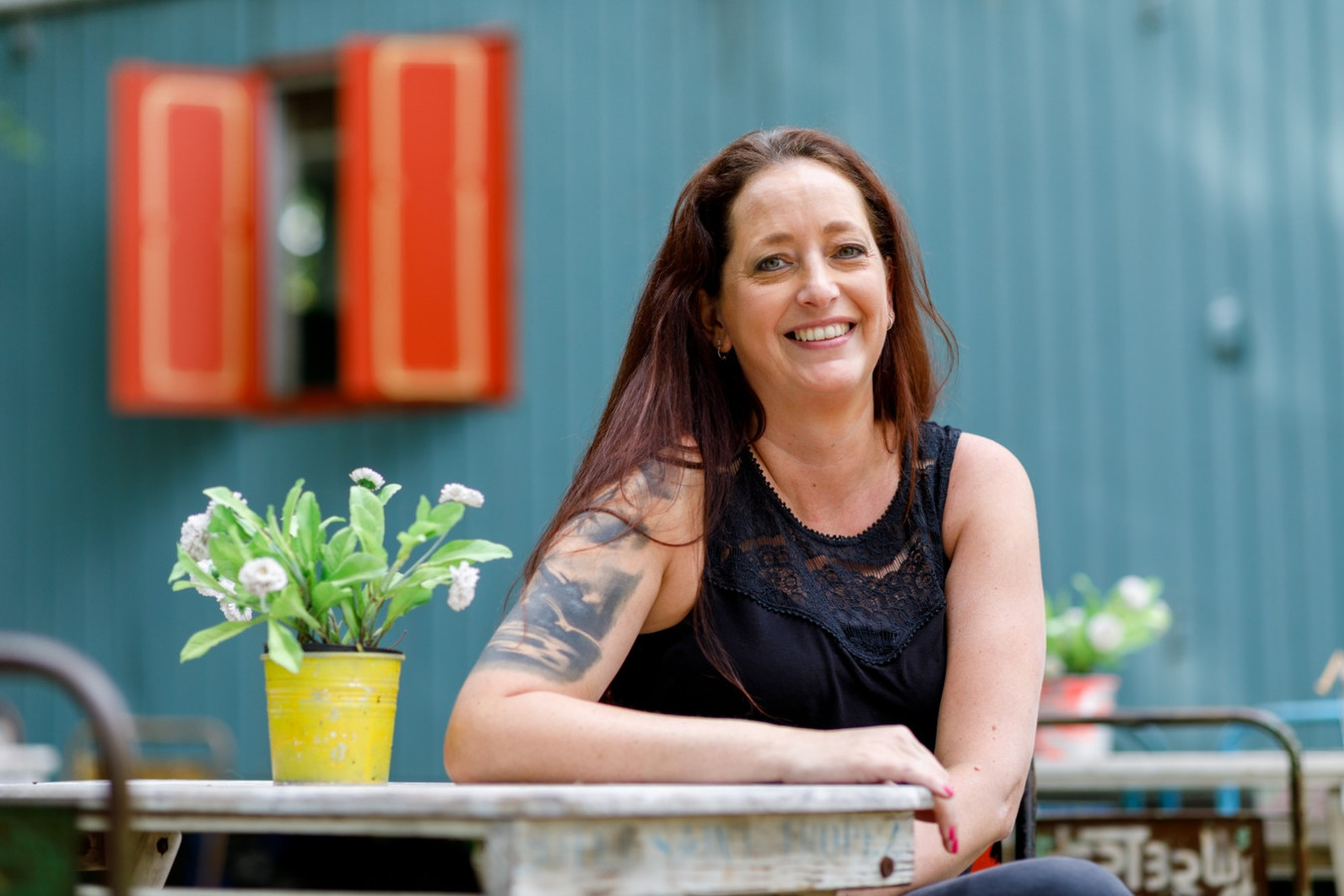 Tess hangt regenboogvlag voor het raam en krijgt paar uur later ...