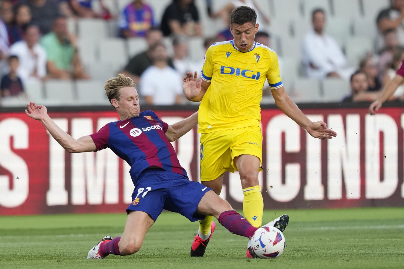 FC Barcelona wint door late goals Pedri en Ferran Torres van stug Cádiz ...
