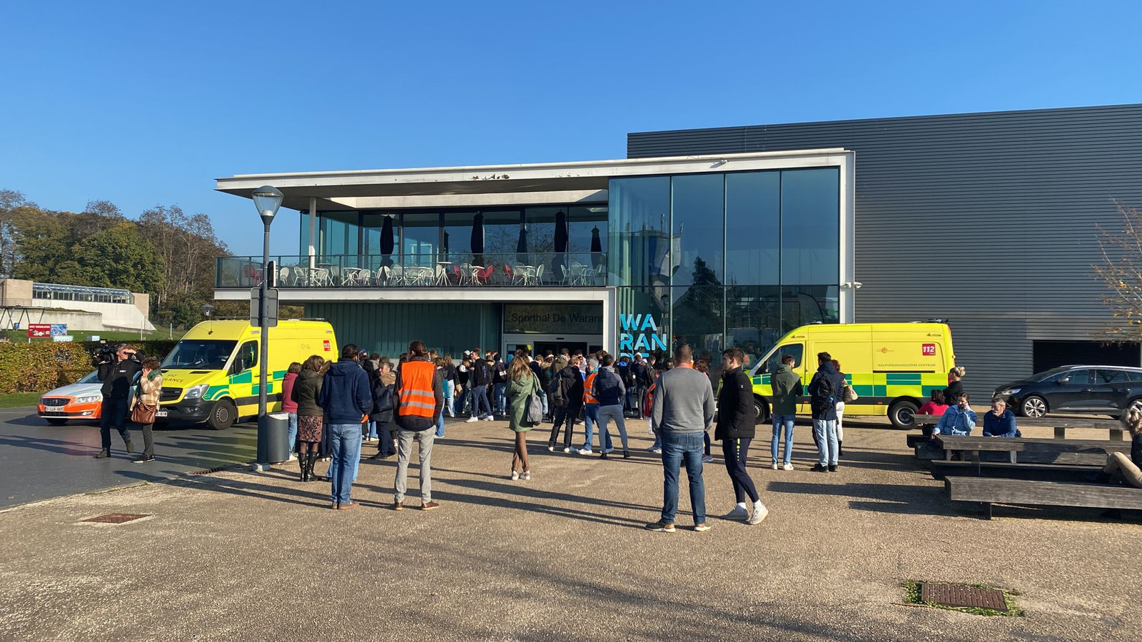 Secundaire school ontruimd na bommelding, afzender van bericht ontkent ...