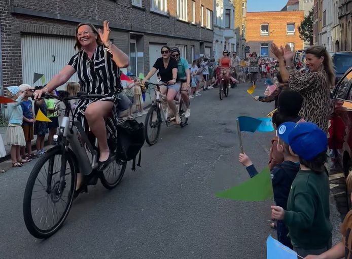 Na carrière van 30 jaar zwaait Désiré Van Monckhovenschool juf Michèle ...