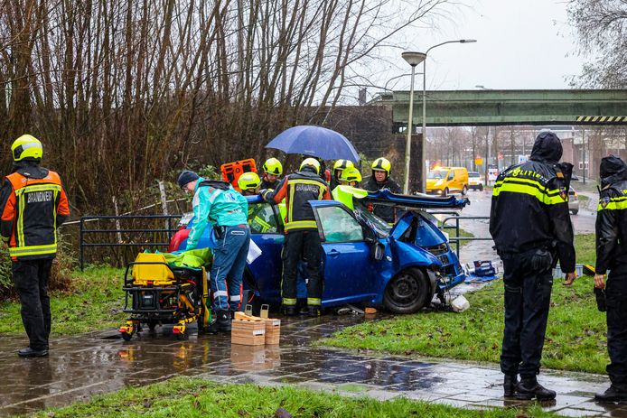 Auto knalt frontaal tegen boom, brandweer bevrijdt slachtoffer uit autowrak | Gouda | AD.nl