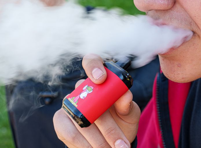Vape in opmars onder middelbare scholieren: ‘Zelfs brugklassers vragen ...