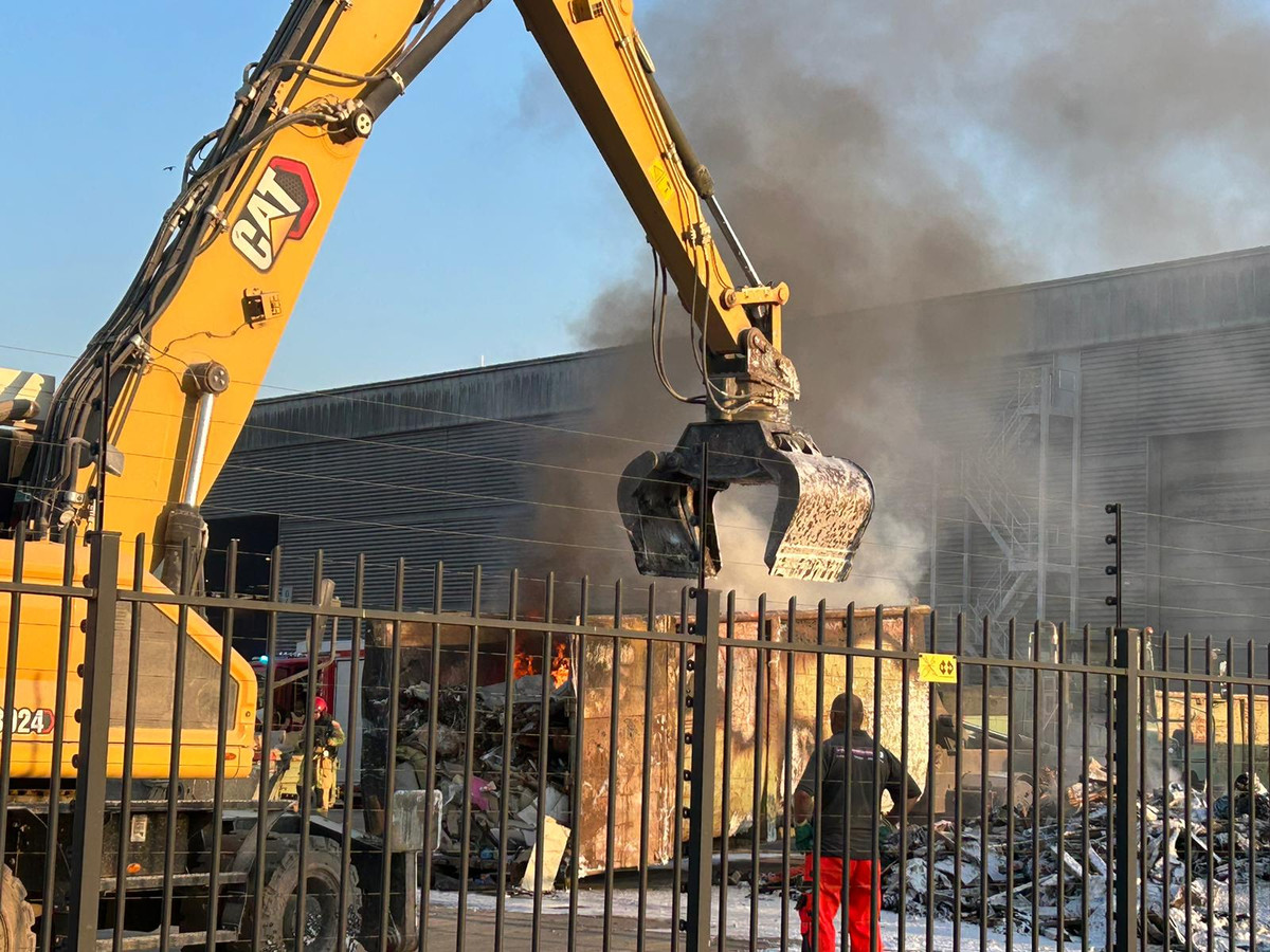 Brand in afvalcontainer bij Van Happen Containers in Eindhoven ...
