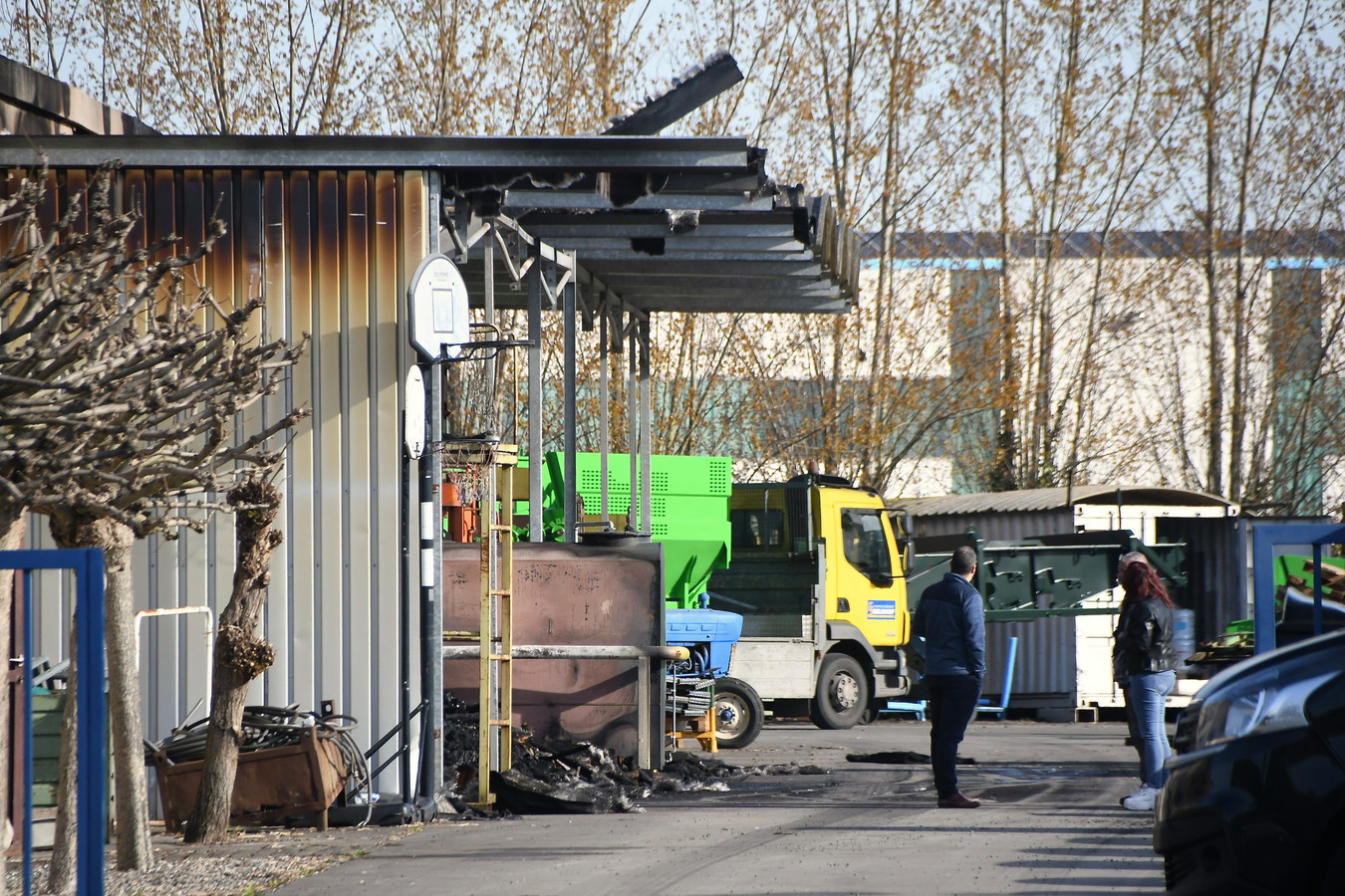 houtvoorraad-in-lichterlaaie-aan-buitenmuren-constructiebedrijf-geldhof