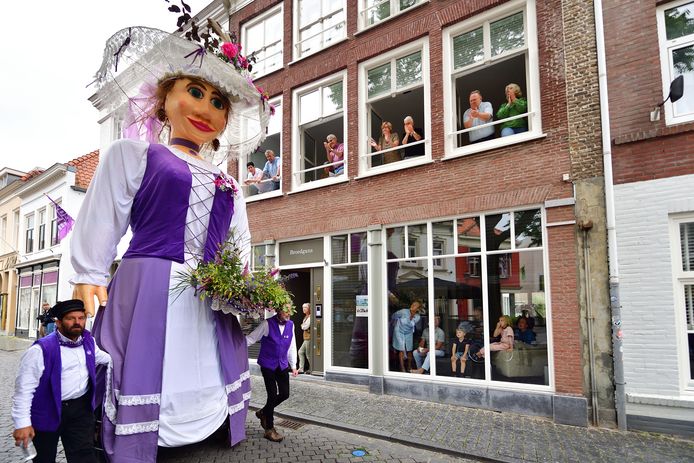 Reuzenstoet trekt door Bergen op Zoom: ‘Dit moeten ze vaker doen ...