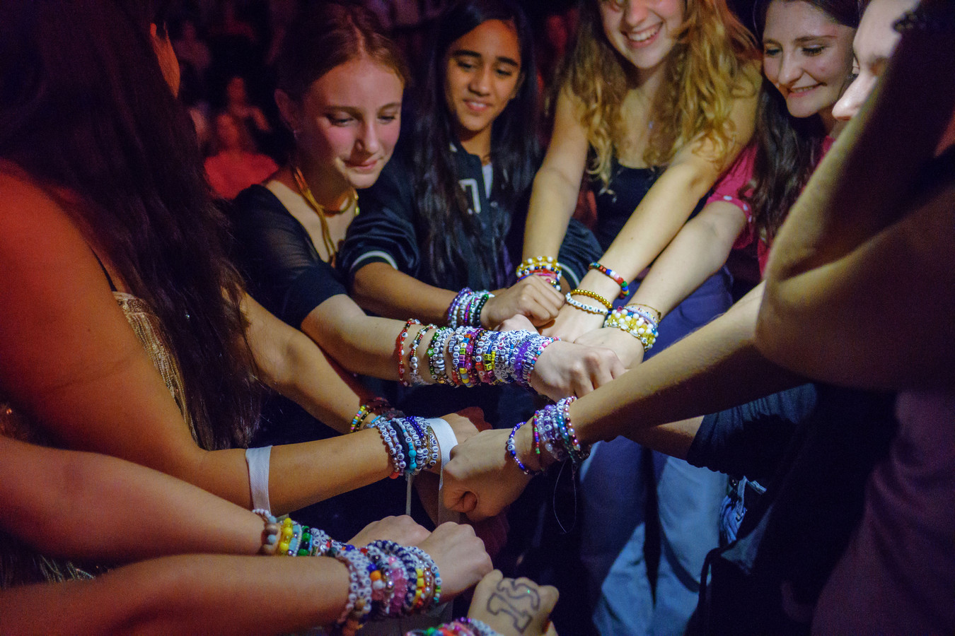 De kracht van Taylor Swift: zingende, springende en dansende Swifties ...