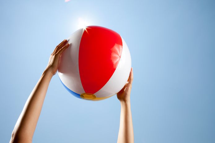 Een strandbal met een open ruggetje, hoe ziet dat eruit? | 1001 Tekens ...