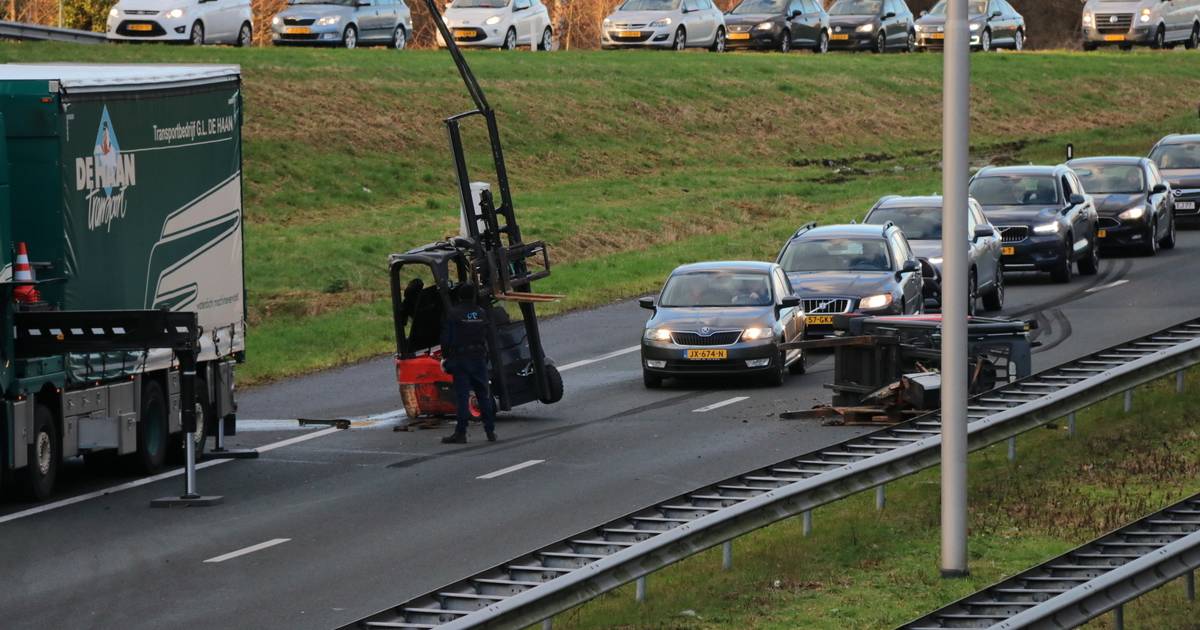 Vrachtwagen verliest twee heftrucks op A30, snelweg richting Ede dicht | Barneveld | gelderlander.nl