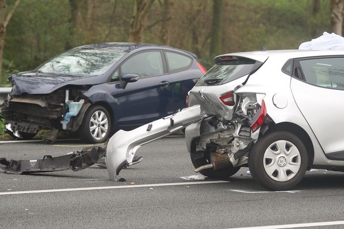 In beeld: zo zag de chaos eruit na spookrijder-ongeval op A12 | Chaos na heftig ongeval met ...