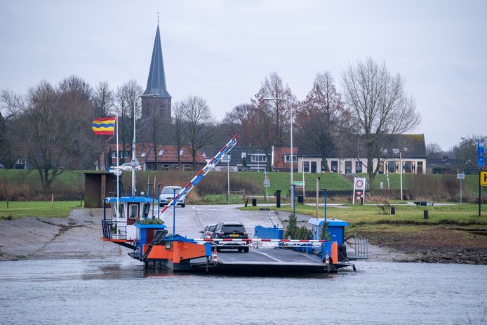 Veerpont bij Wijhe vaart niet door hoogwater: ‘Morgen klotst het water ...