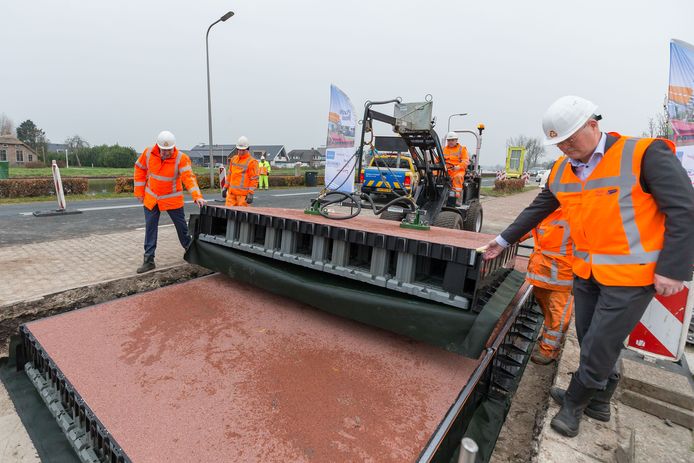Provincie test plastic fietspad op verzakkende Gieterse veengrond ...