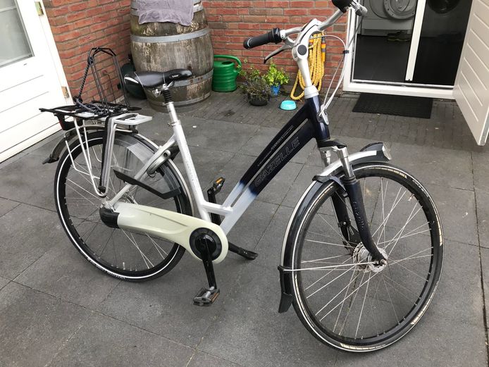 Eindelijk kreeg ik voor mijn verjaardag een fiets, zo’n lomp ding met ...