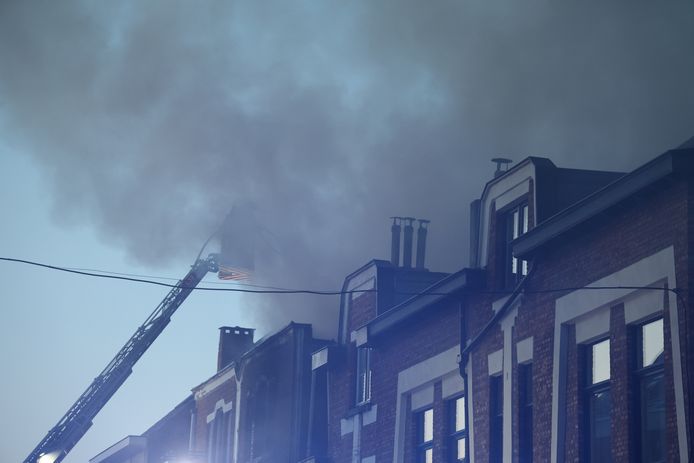 Drie woningen vernield bij uitslaande brand, 14 personen uit omliggende ...