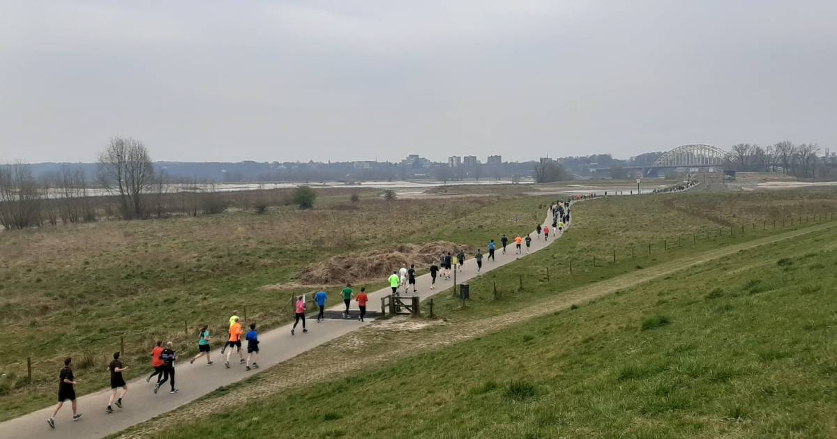 Duizenden lopers rennen Stevensloop in Nijmegen: eerste loop zonder ...