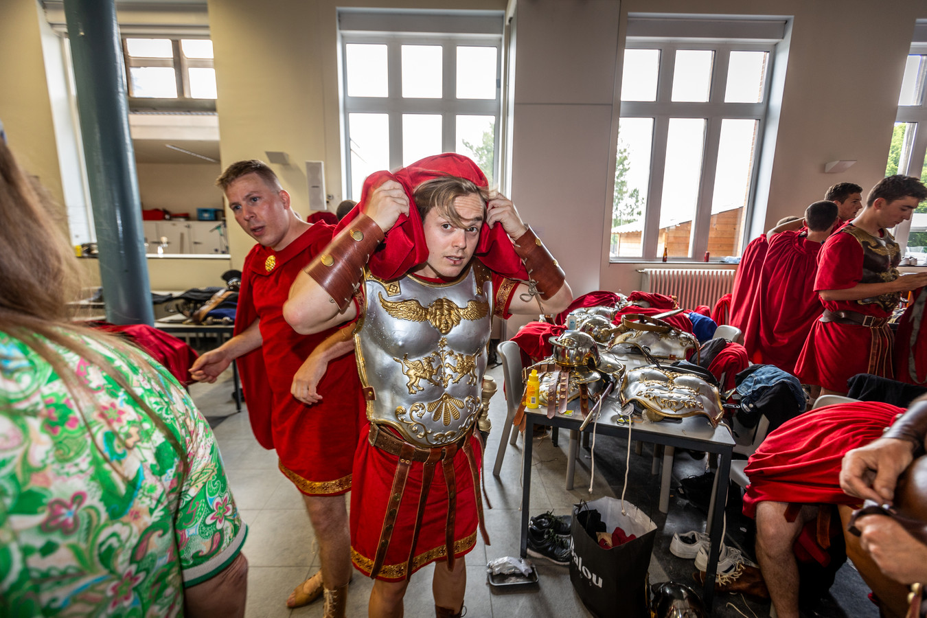 IN BEELD. Helmen, harnassen en leren sandalen aan en... discipline: Zo ...