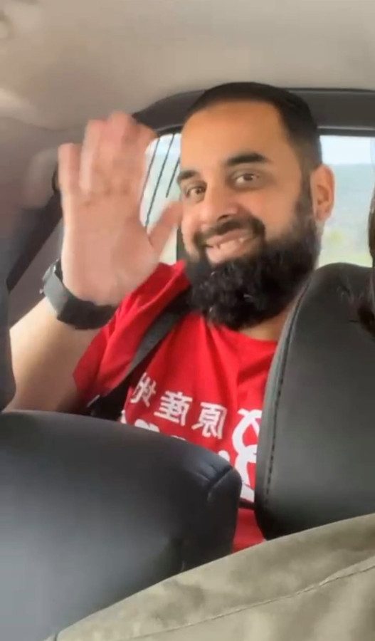 Mohsin en zijn familie klommen de hekken over om in de ravage te zoeken ...