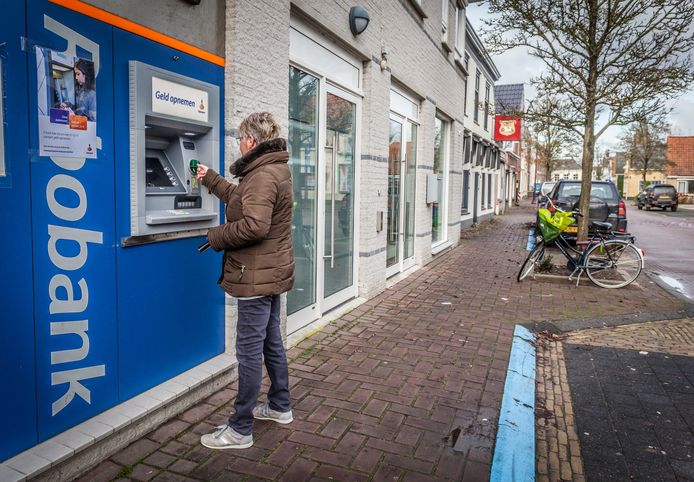Rabobank sluit weer drie pinautomaten | Hoeksche Waard | AD.nl