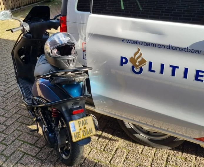 Bromfietser (19) met 'pak me dan' op kentekenplaat gearresteerd na ...