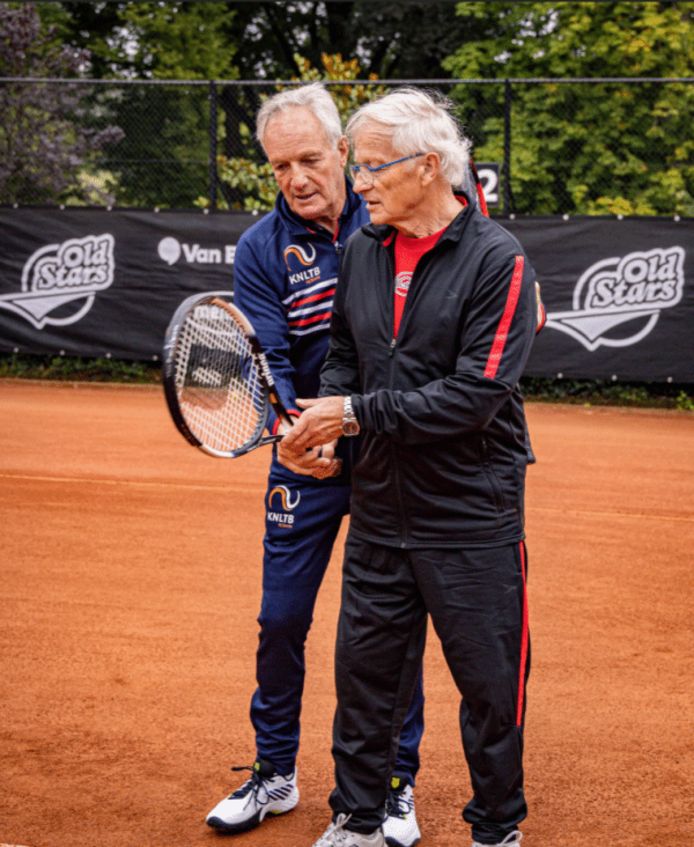Tennislegende Tom Okker schuift aan bij kerstdiner ouderen USV Hercules ...